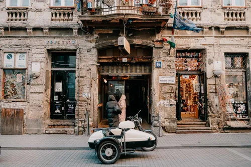 Exploring Budapest's Iconic Ruin Bar, Szimpla Kert | The Common Wanderer