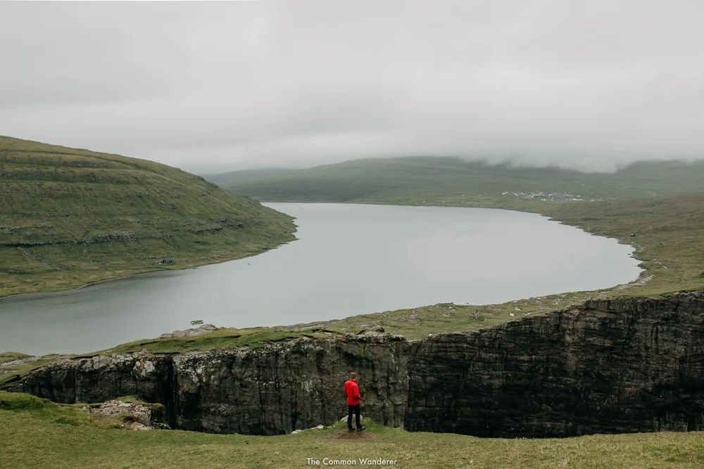 How To Hike Lake Sørvágsvatn, The Lake Above The Ocean | The Common ...