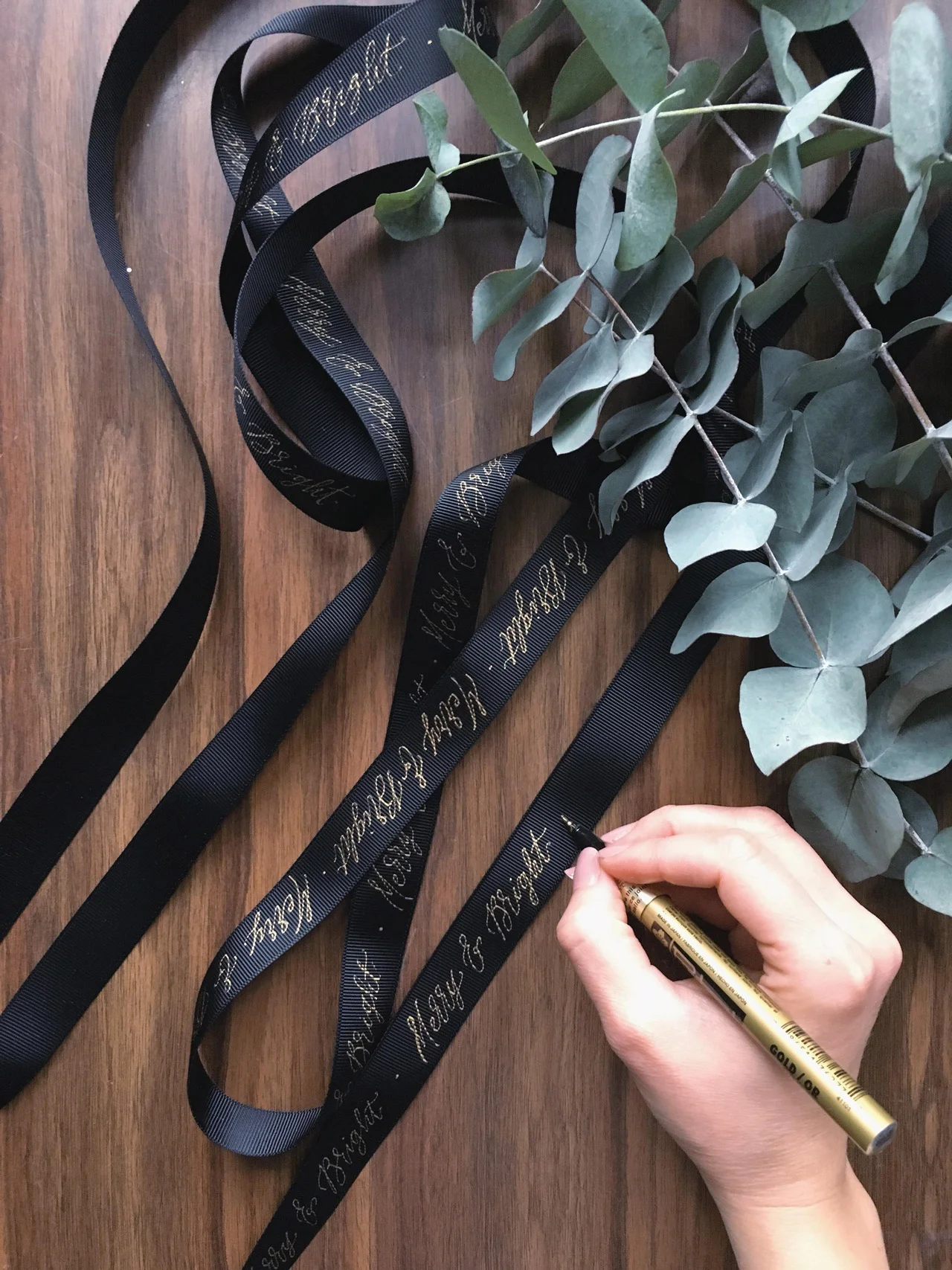 How to design your own elegant Christmas gift wrapping with calligraphy ...