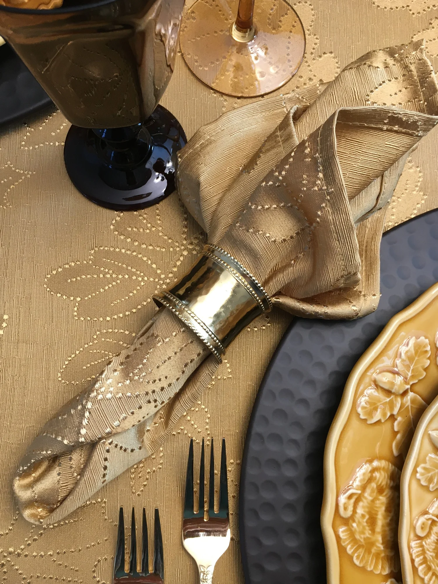 A Go for the Gold Turkey Tablescape for Thanksgiving — Whispers of the ...