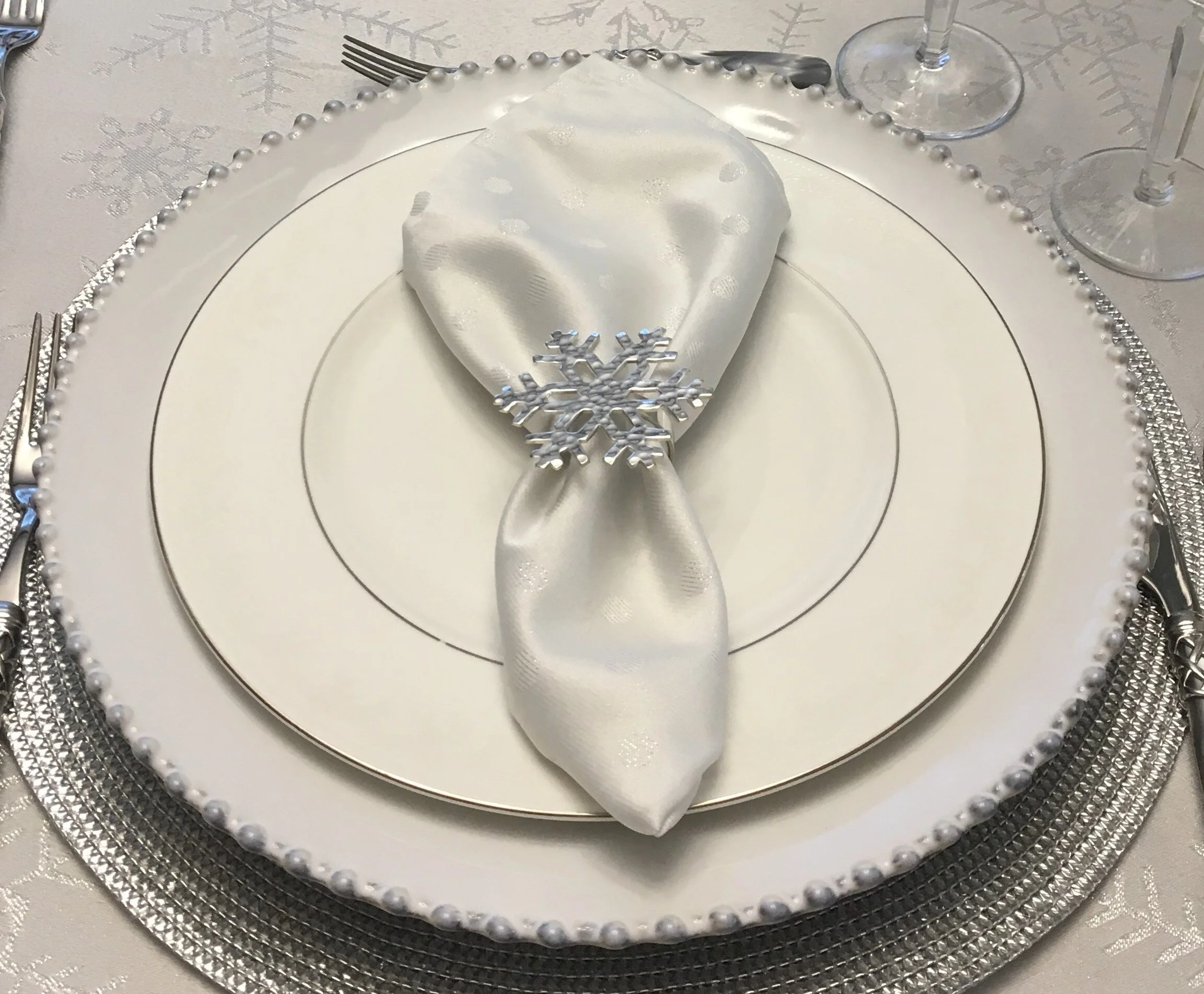 Tablescaping DIY, Part 2, Choosing what Plates to Buy, Chargers ...