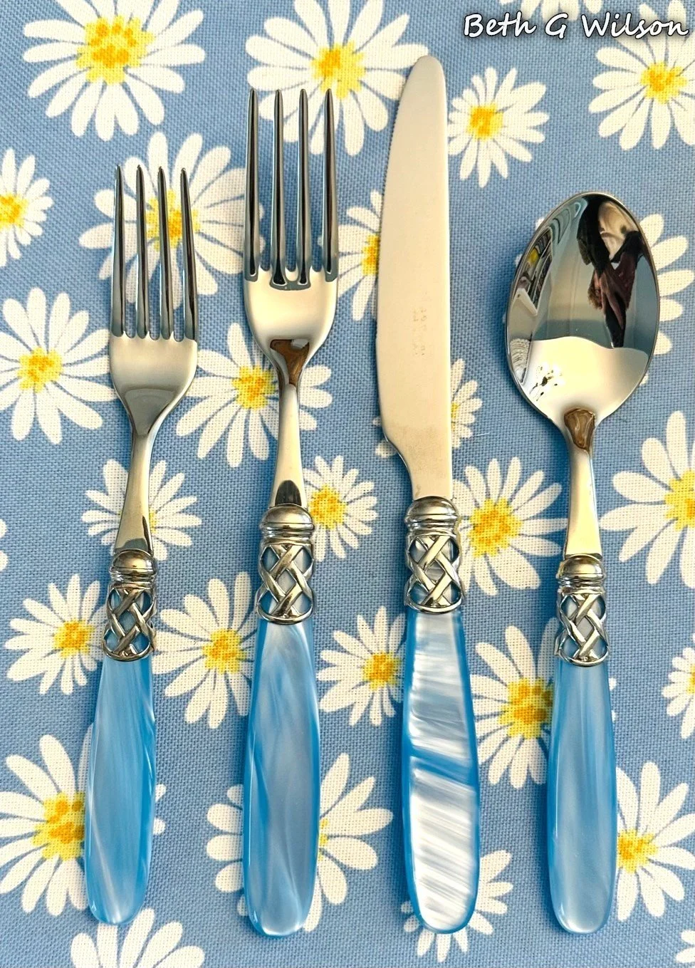 Daisies on a Summer Tablescape — Whispers of the Heart