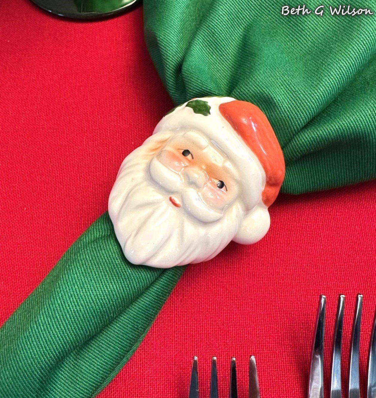 A Santa Claus Christmas Tablescape — Whispers of the Heart