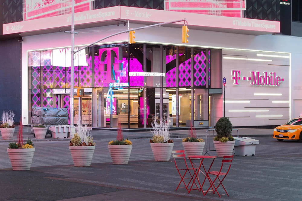 Tmobile Debuts Store On The Las Vegas Strip Designretail A Diamond In