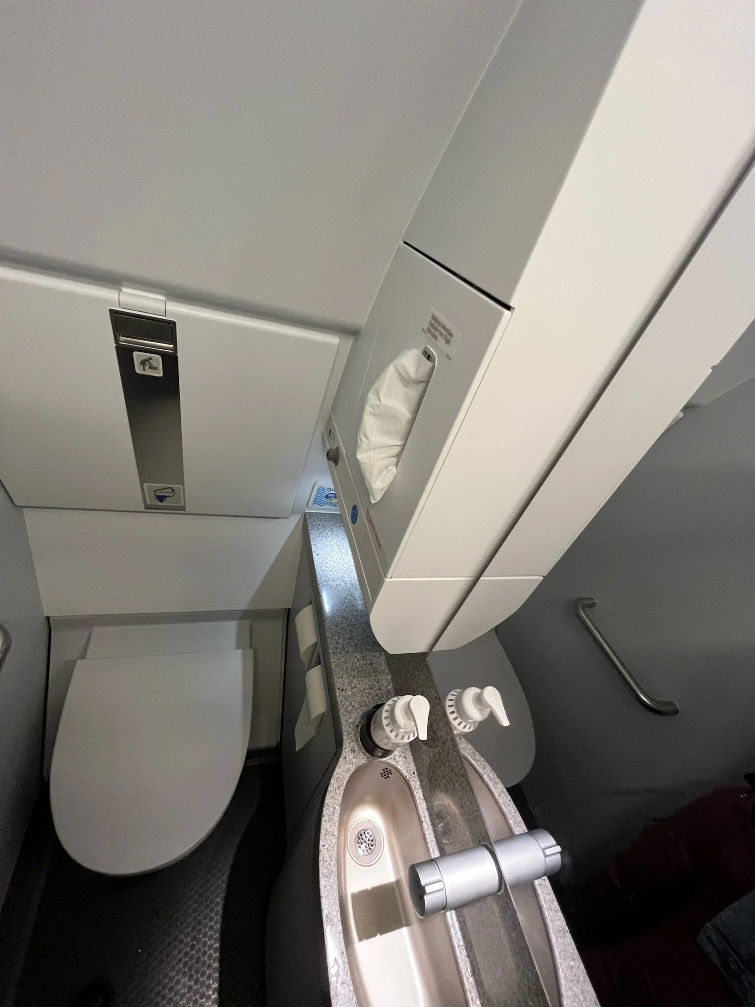 American Airlines Dallas to New Orleans (DFW-MSY) A321 Main Cabin Extra ...