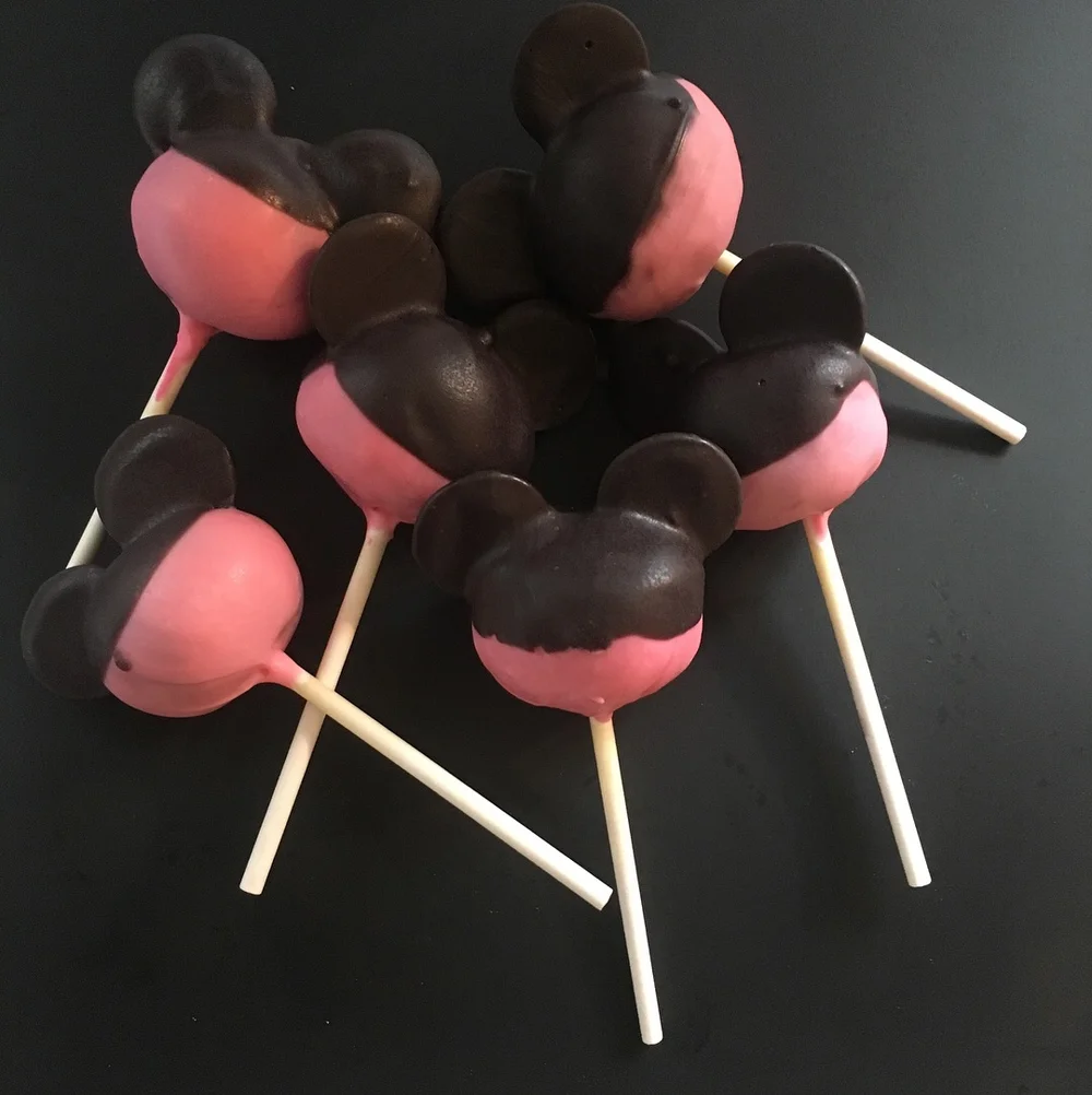 Minnie Mouse Cake Pops Tutorial