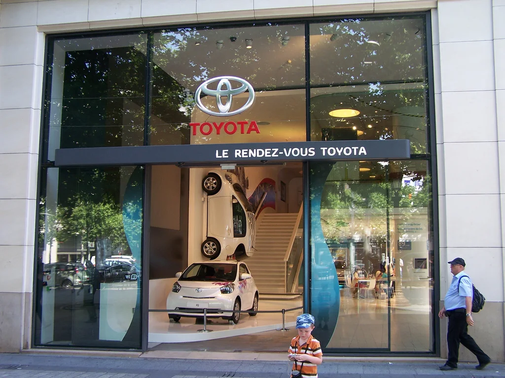 Toyota Champs-Élysées — ifddesign.com