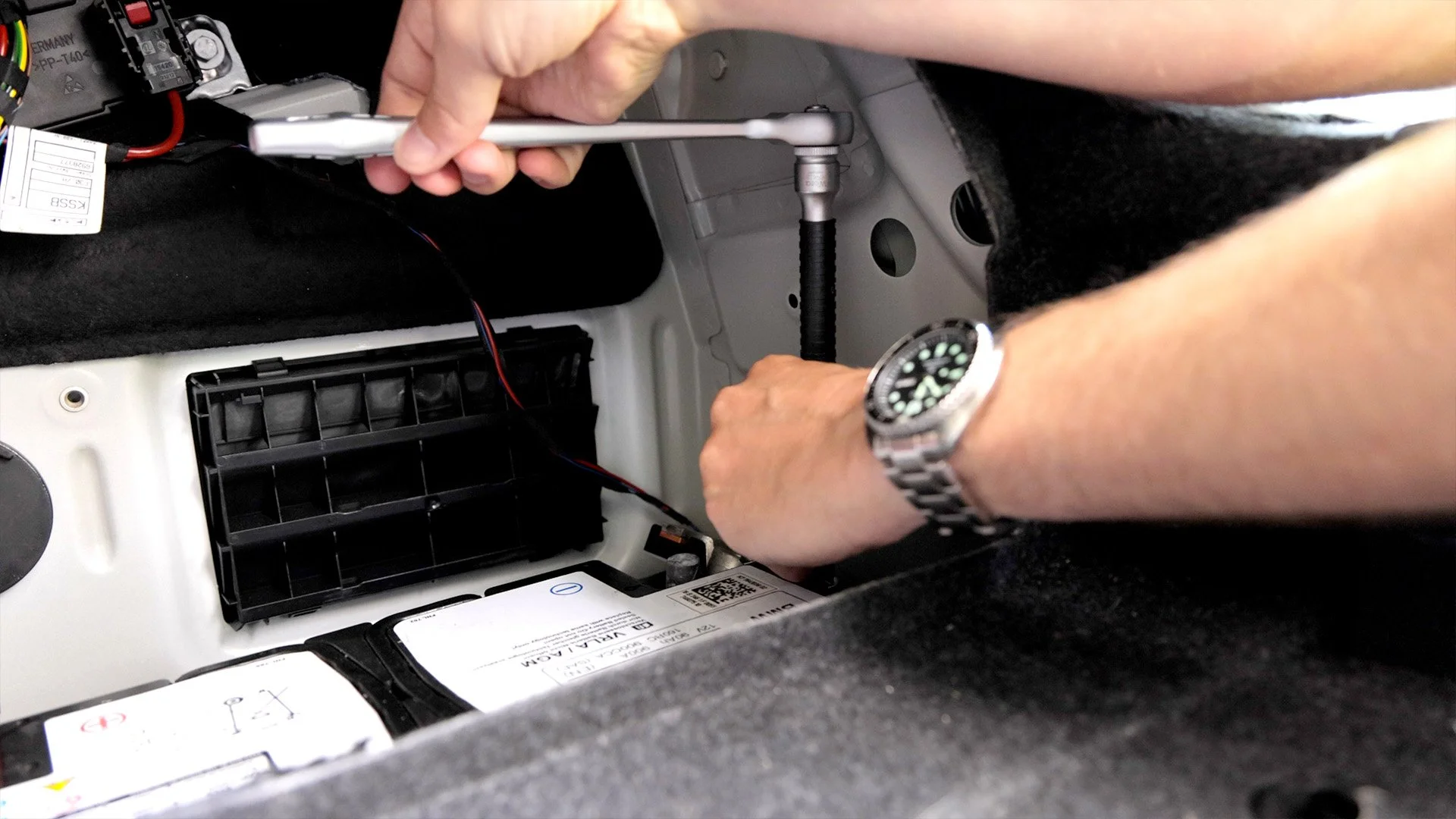 BMW F30 & F32 Battery Replacement Guide: How to Install & Register ...