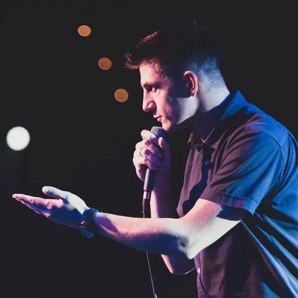 Дими Деянски стендъп комедиант, основател на комеди клуб Inside Joke ...