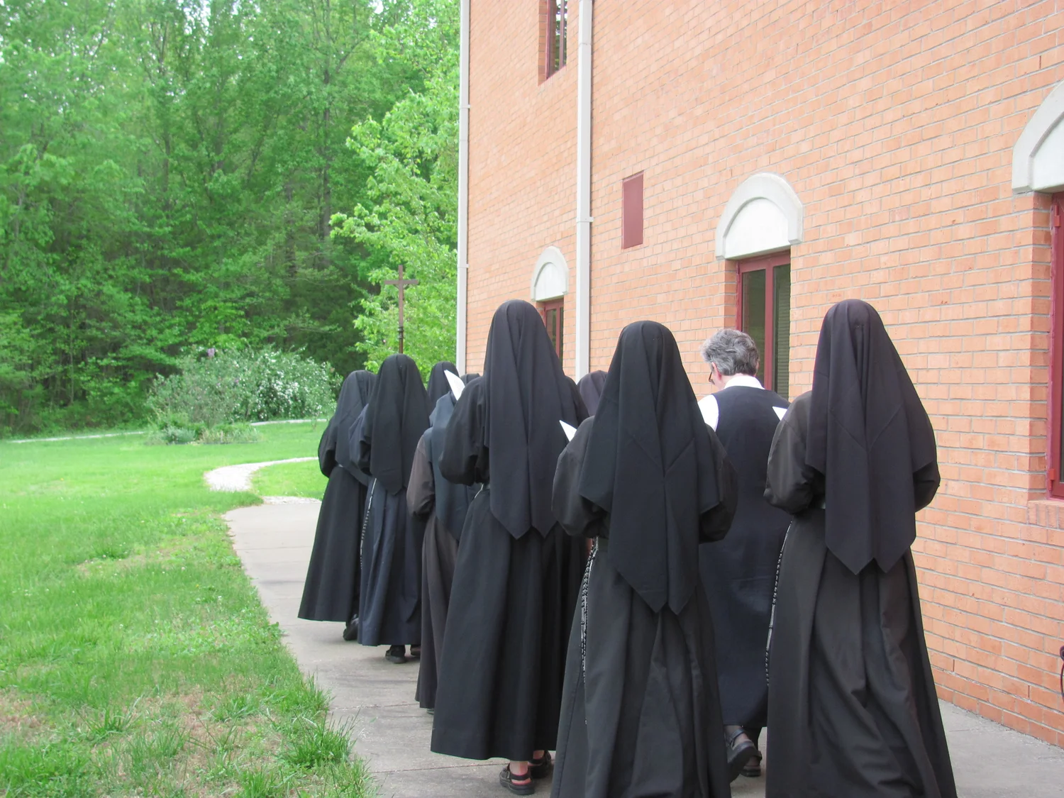 We Crown Thee Queen of May — Passionist Nuns
