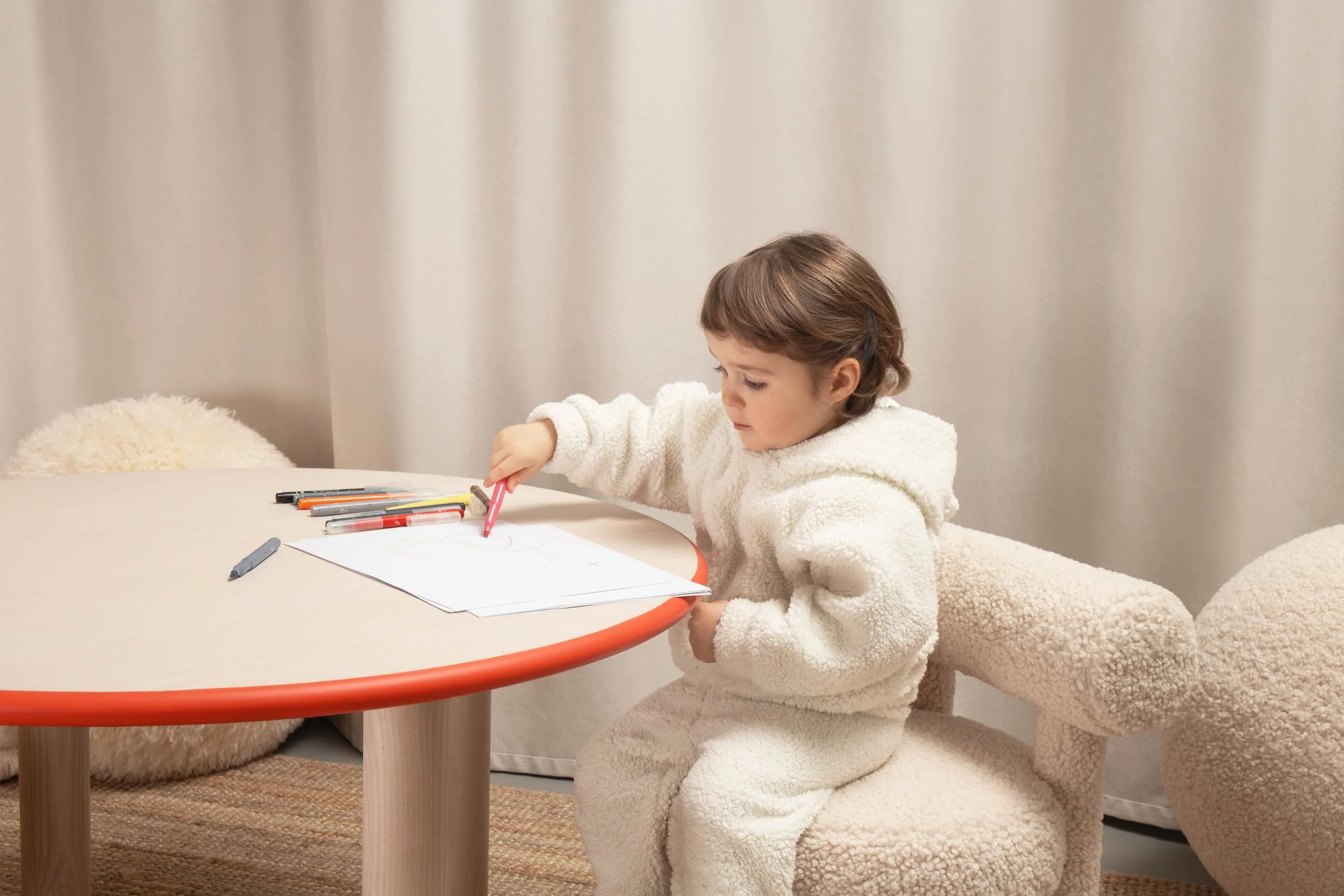 Minimalistic kids table Paul — noom