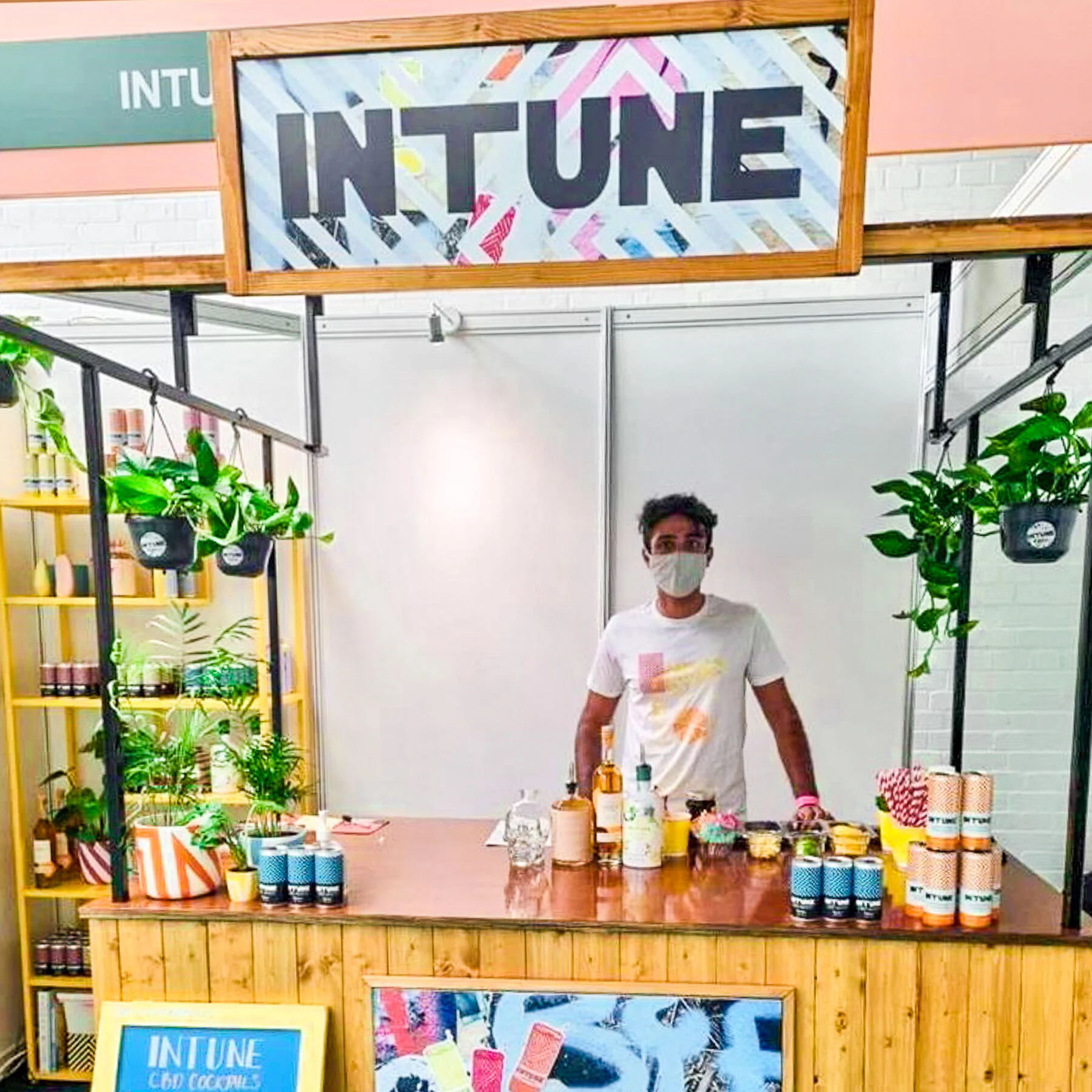 Market Bar with Wooden Roof Hire | Quirky Group