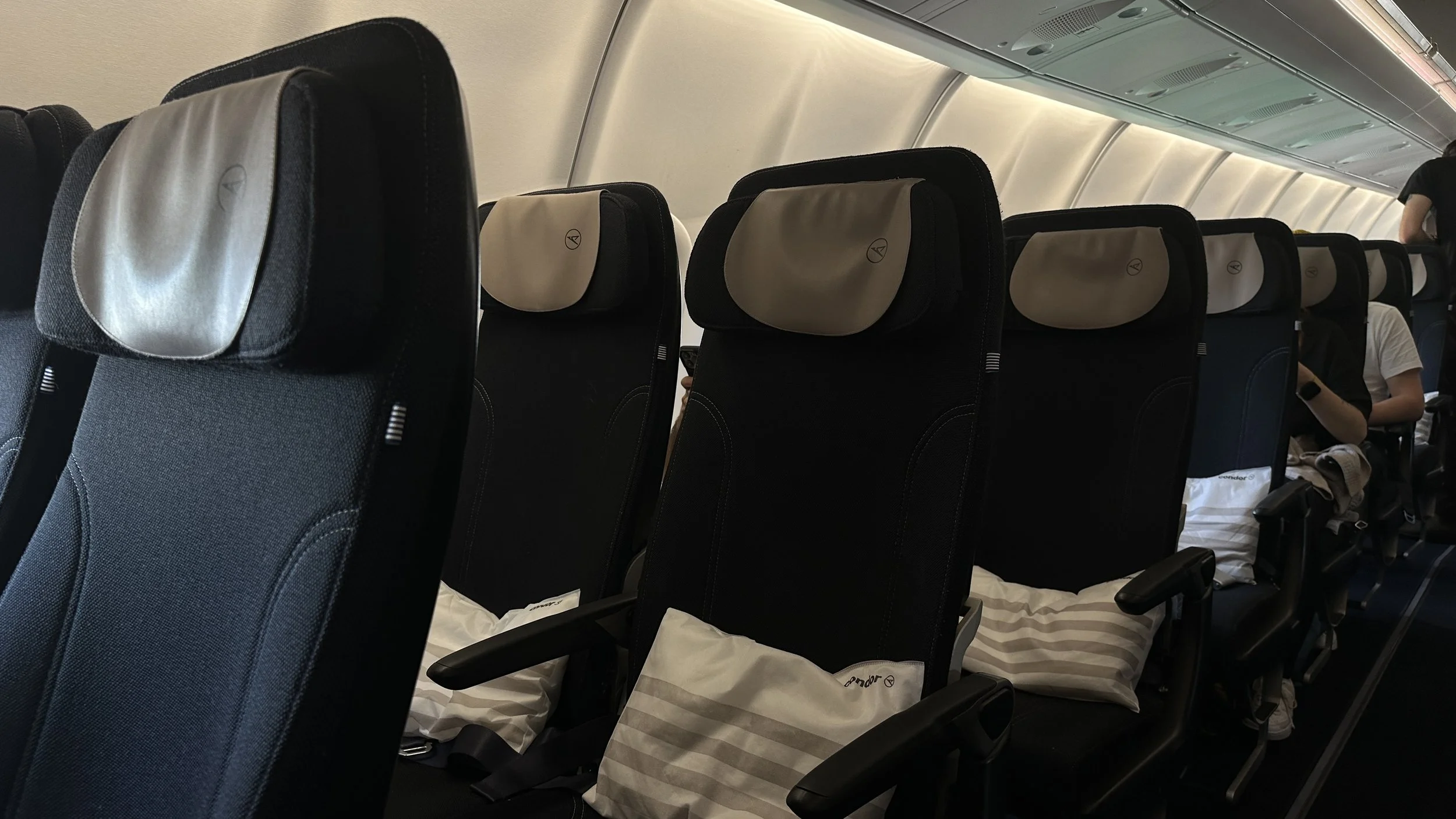 Condor Economy Class Review: DE2016 Frankfurt Airport (FRA) to New York ...