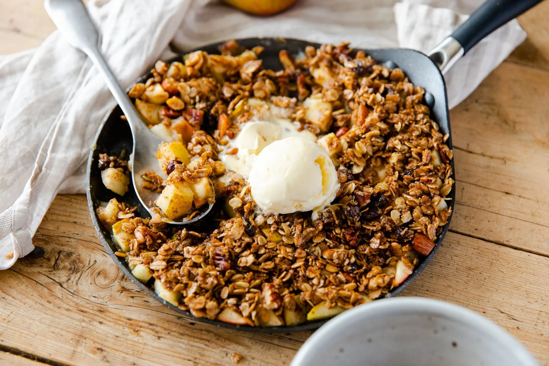 Pan Apple Crumble - Madeleine Olivia - Vegan Recipes