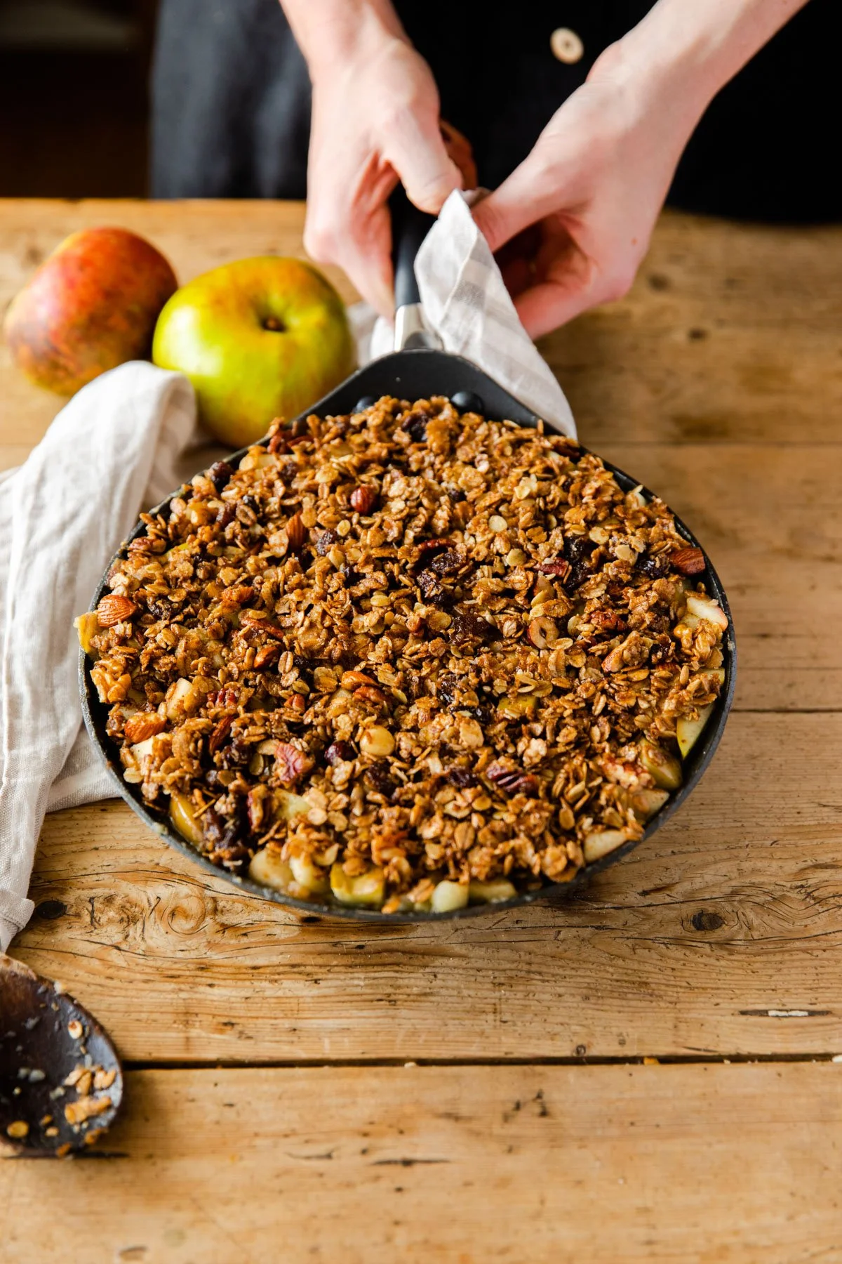 Pan Apple Crumble - Madeleine Olivia - Vegan Recipes