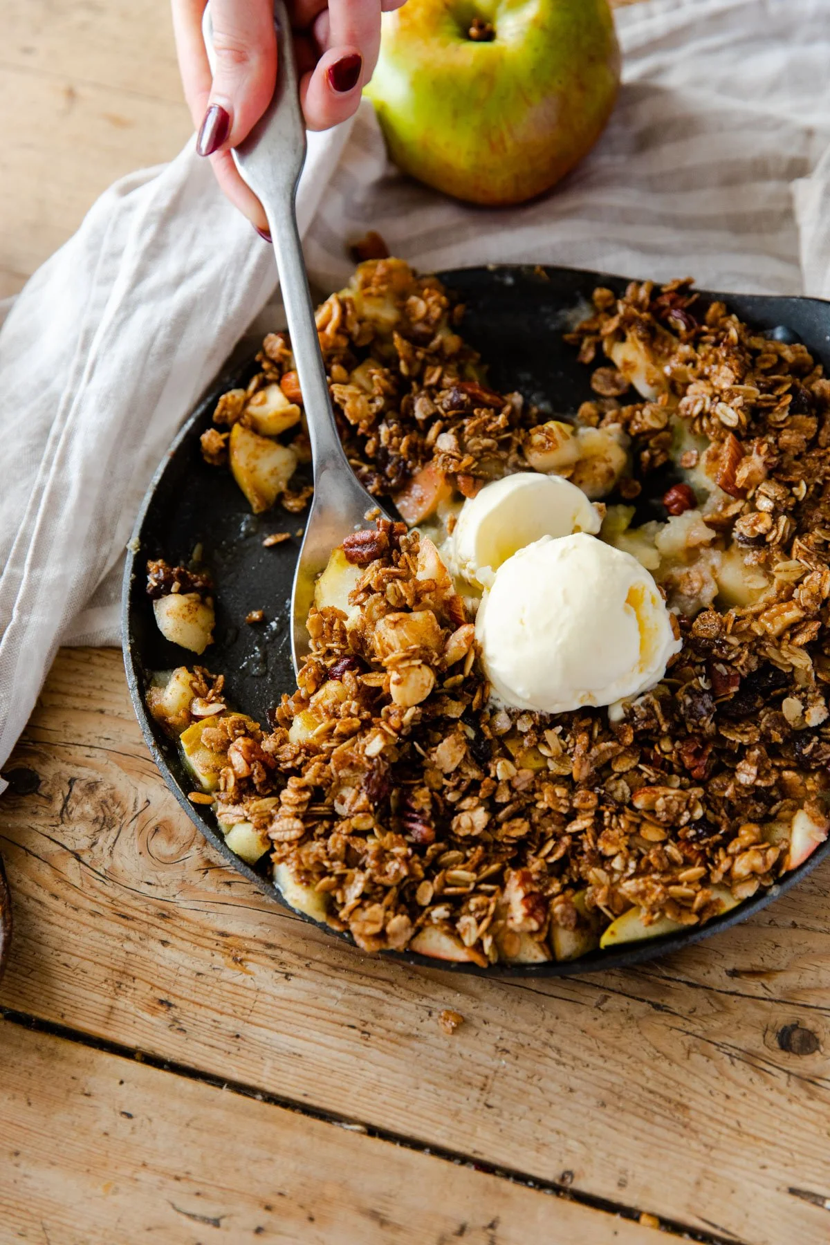 Pan Apple Crumble - Madeleine Olivia - Vegan Recipes