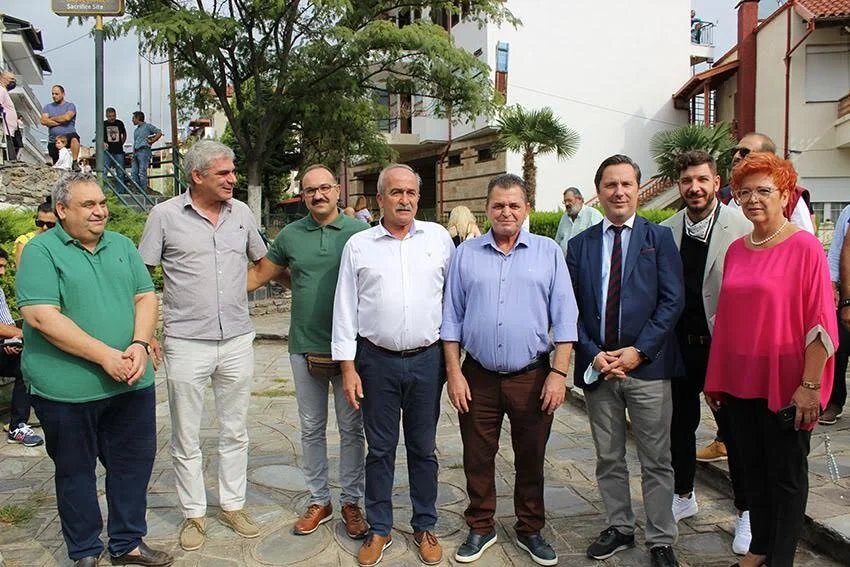 Νάουσα. Πρωτοποριακή βύθιση φιαλών ξινόμαυρου κρασιού στα νερά της ...