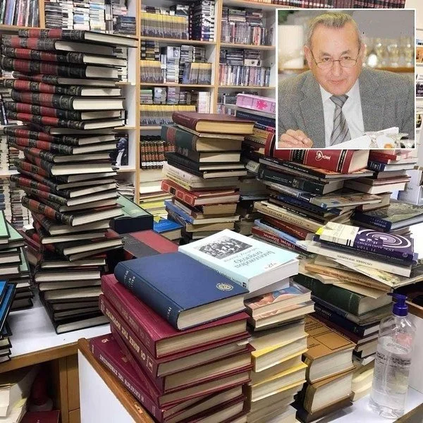 Δωρεά βιβλίων από τον Παύλο Πυρινό στη δημοτική βιβλιοθήκη ‘Θεανώ ...