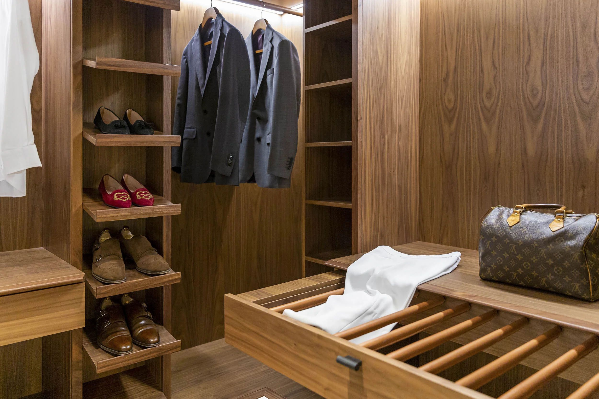 Um closet repleto de arrumação — BAMER SA