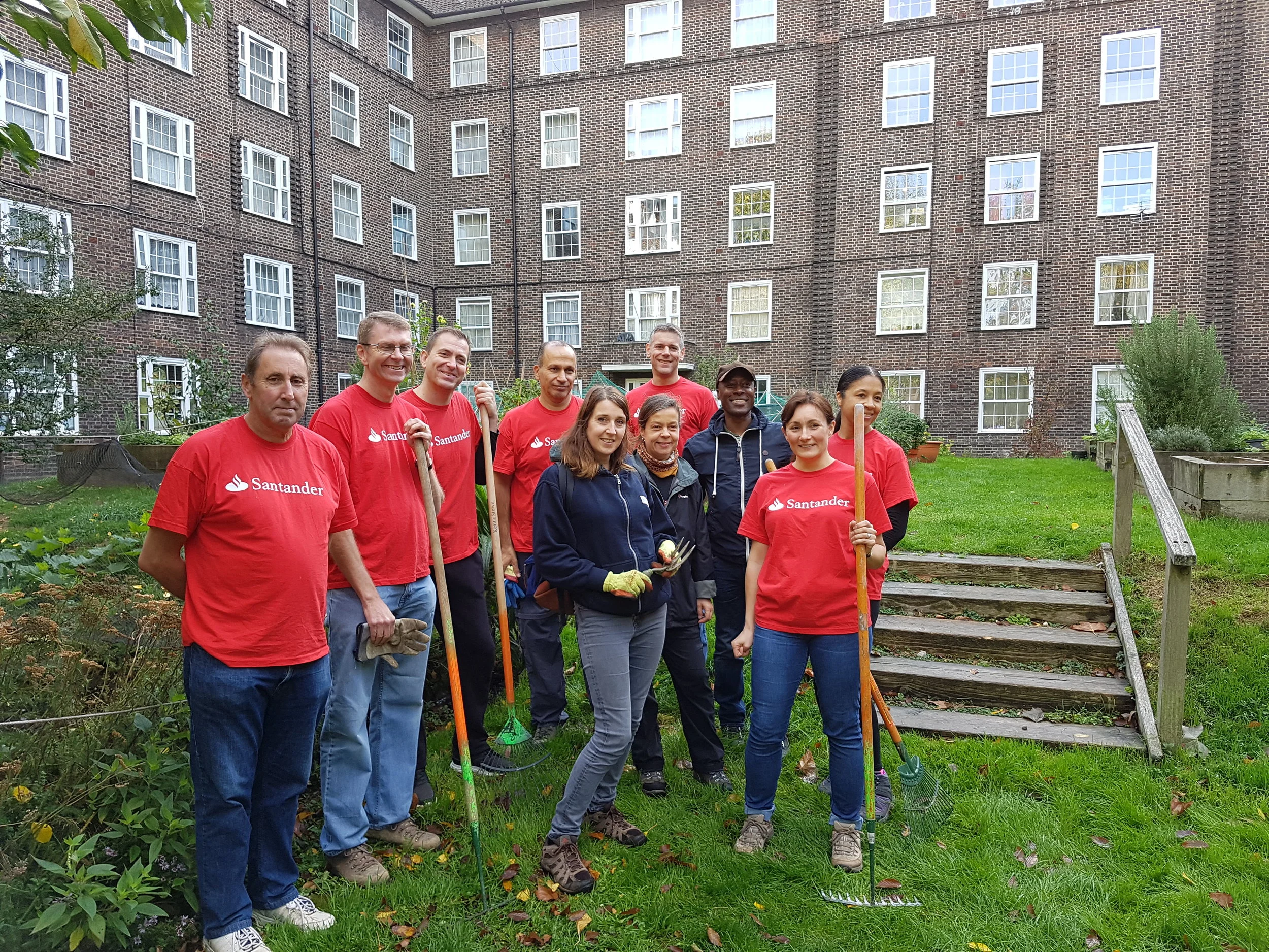 Santander employees dig community gardening! — Bankside Open Spaces Trust