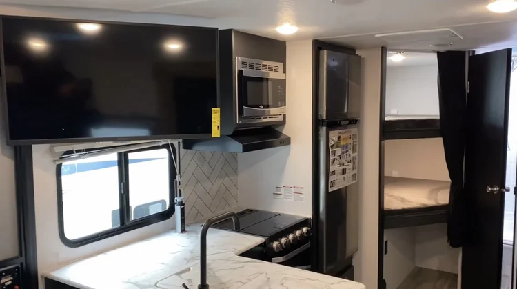 RV review: Coachmen Freedom Express Ultra Lite 238BHS