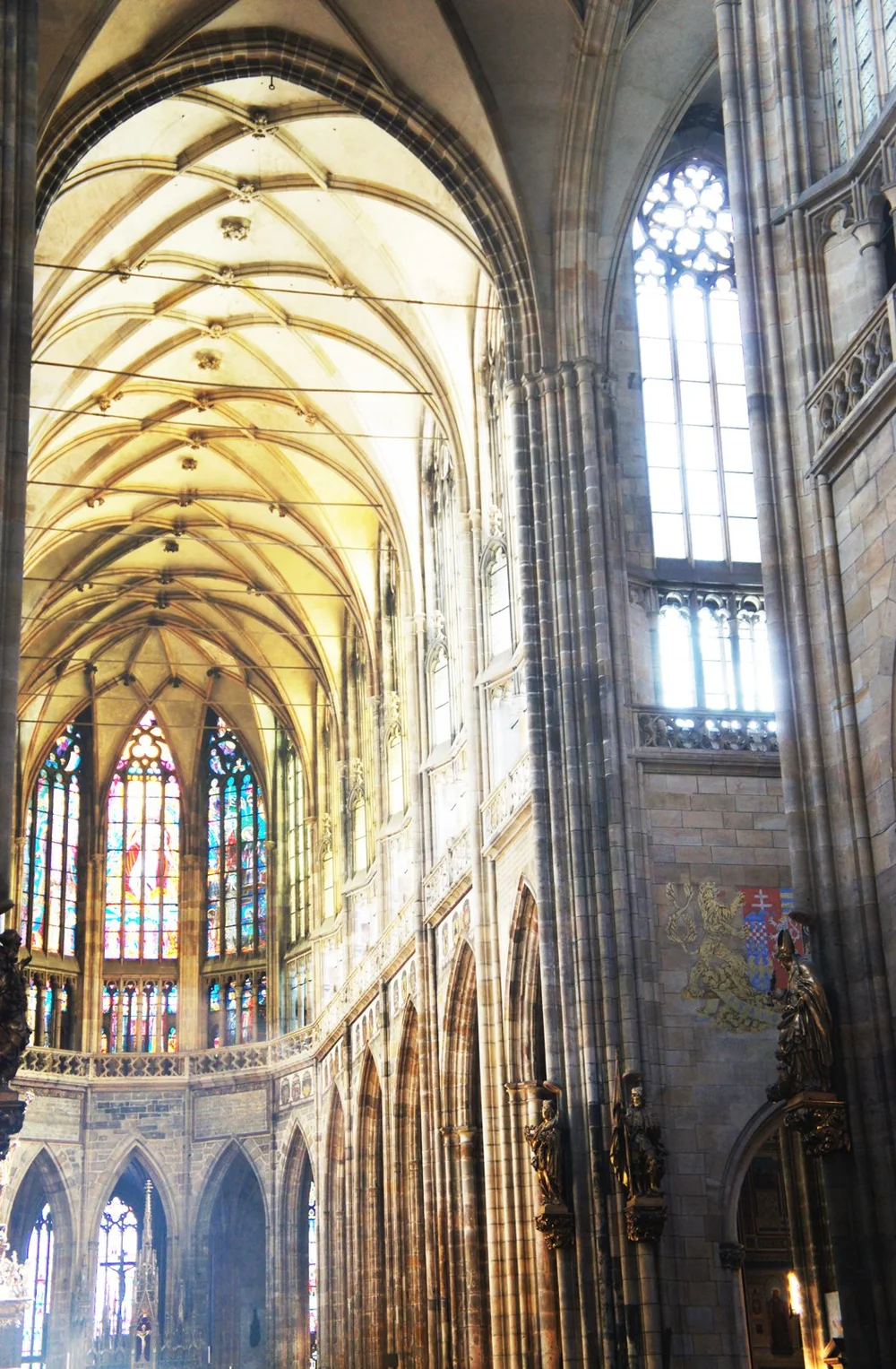 The History of Gothic Cathedrals: The Architecture of Light — ROST ...