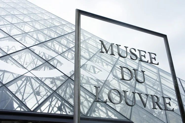 The Story Behind the Architecture and Construction of The Louvre Museum ...
