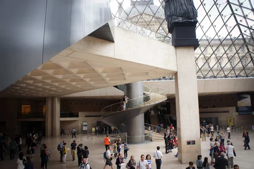 The Story Behind the Architecture and Construction of The Louvre Museum ...