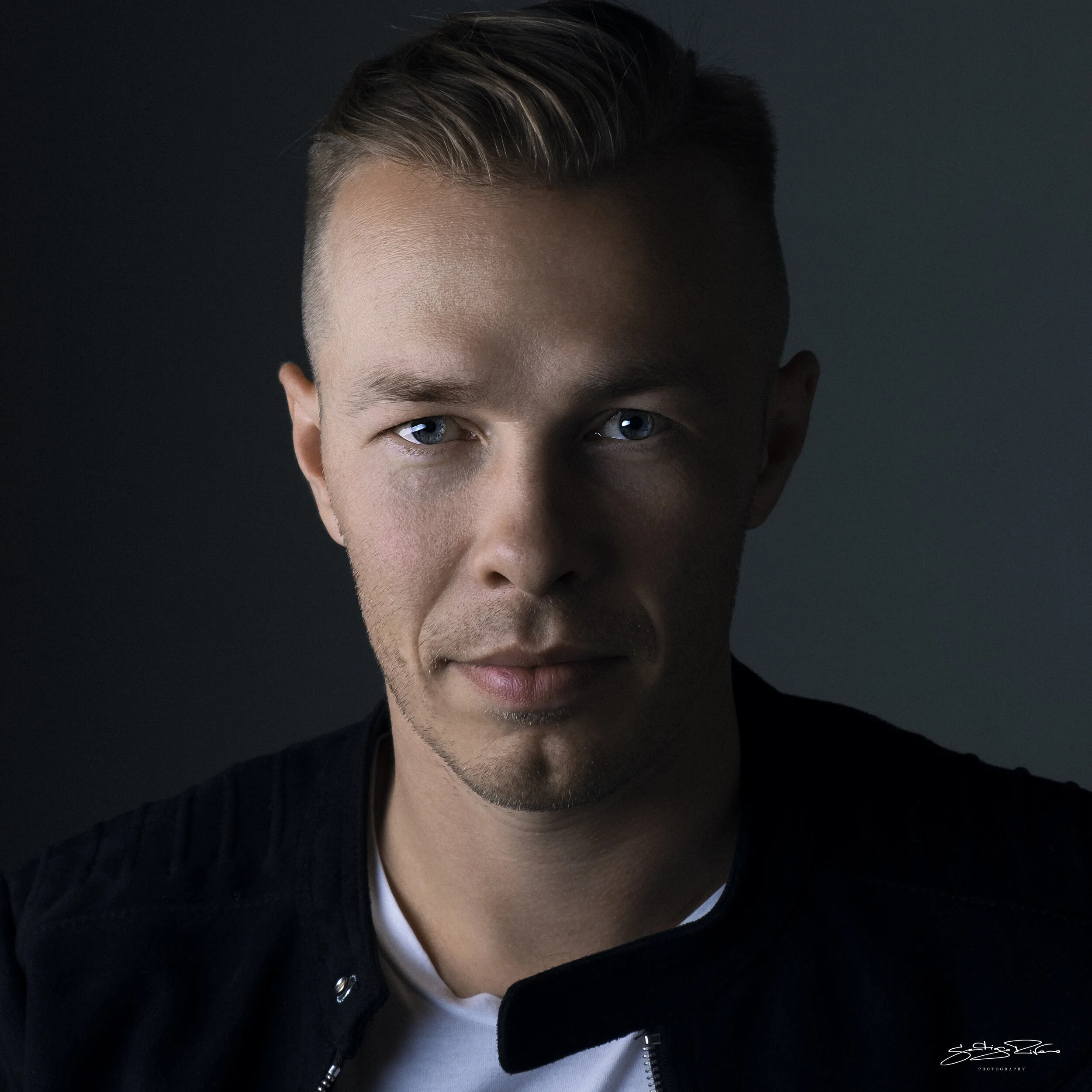 SANTIAGO RIVERO PRESENTA