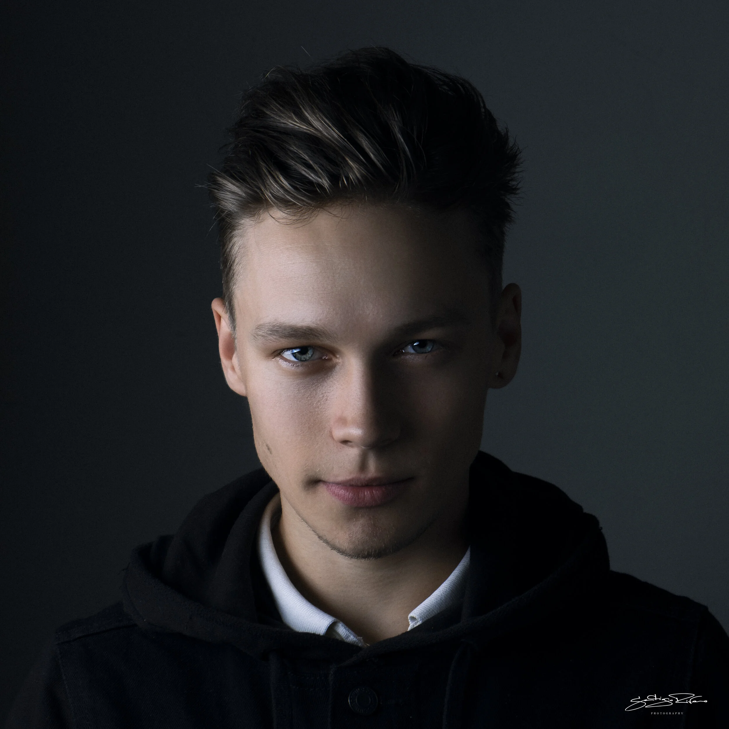 SANTIAGO RIVERO PRESENTA