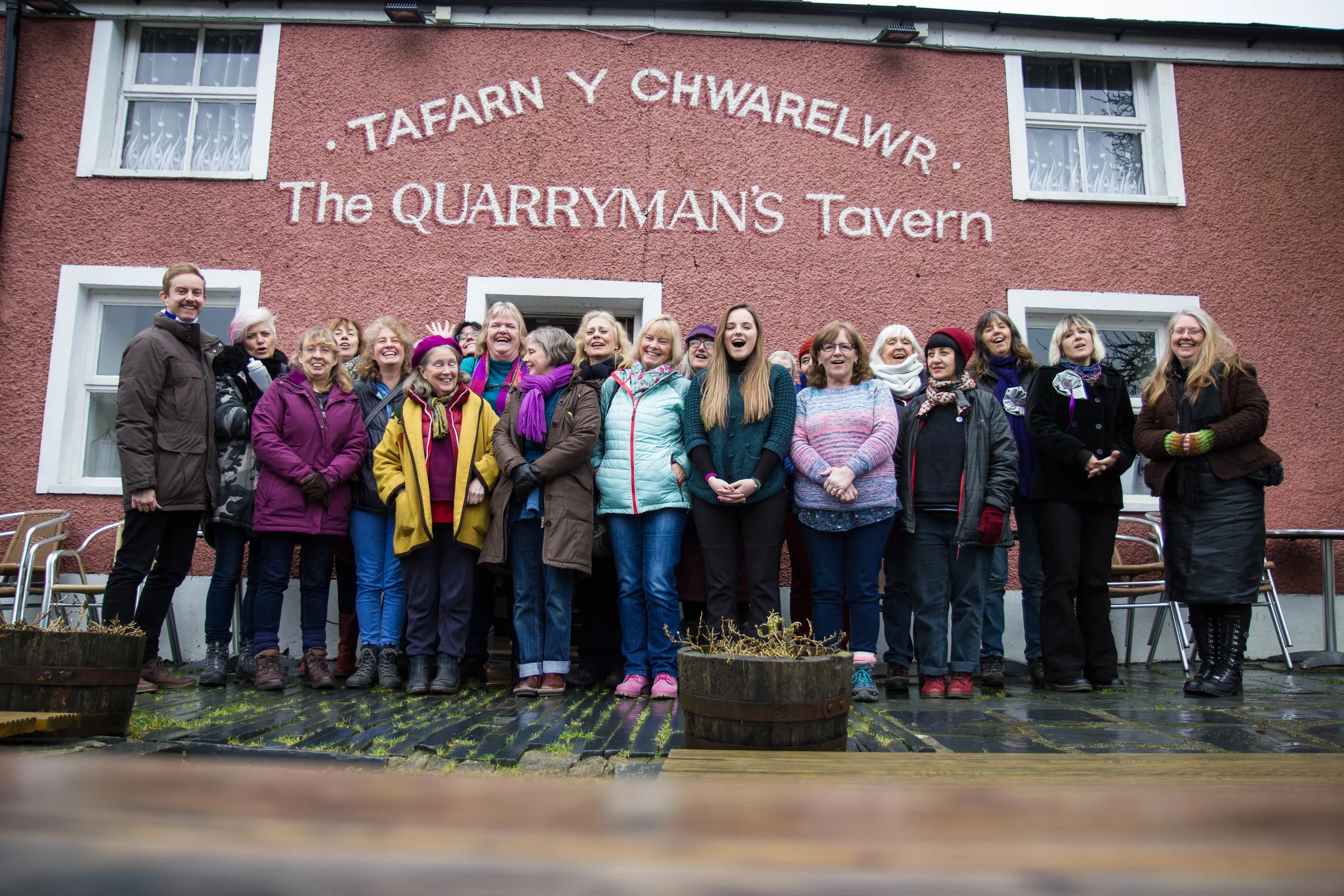 Mynd o Gwmpass - Out and About — Merched Chwarel