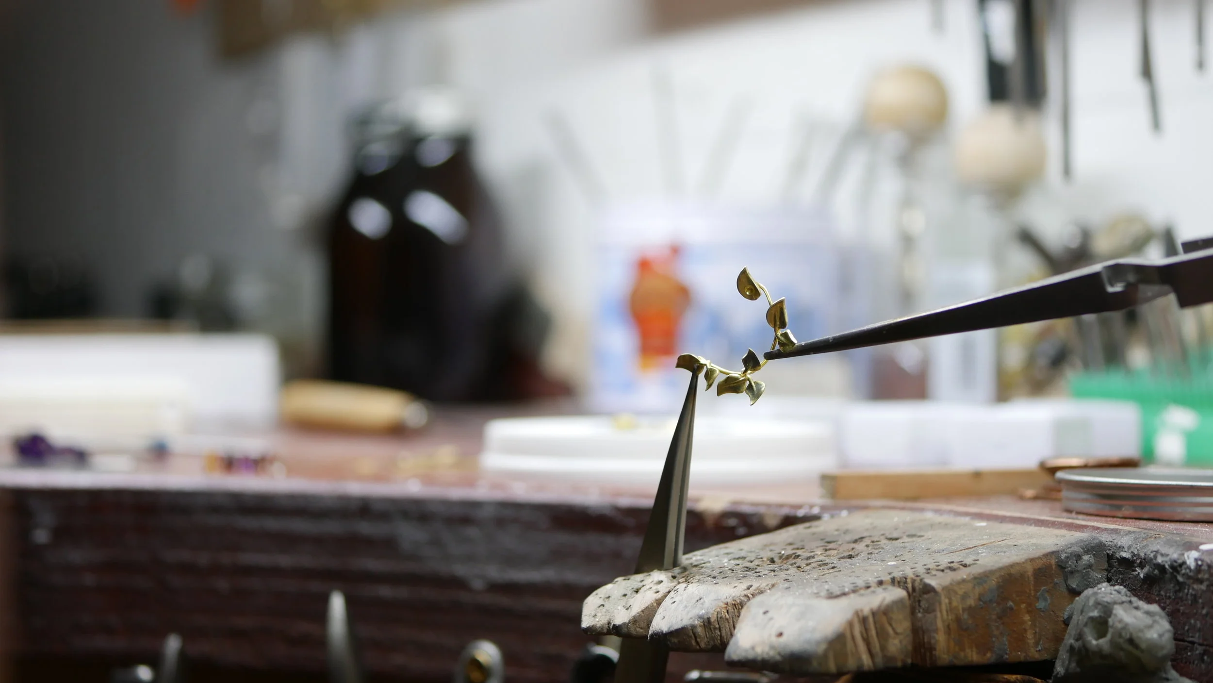 Handmaking 18ct yellow gold earrings — Edward Fleming Jewellery