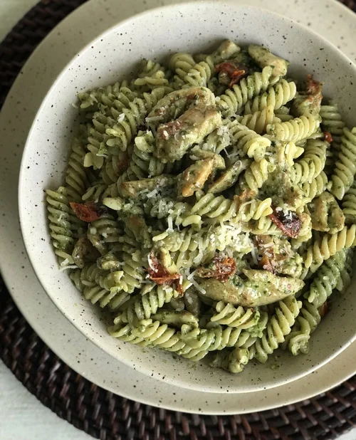 CHICKEN PESTO FUSILLI — Mischef Amo