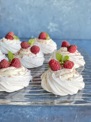 Meringues with White Chocolate Mousse — Mischef Amo