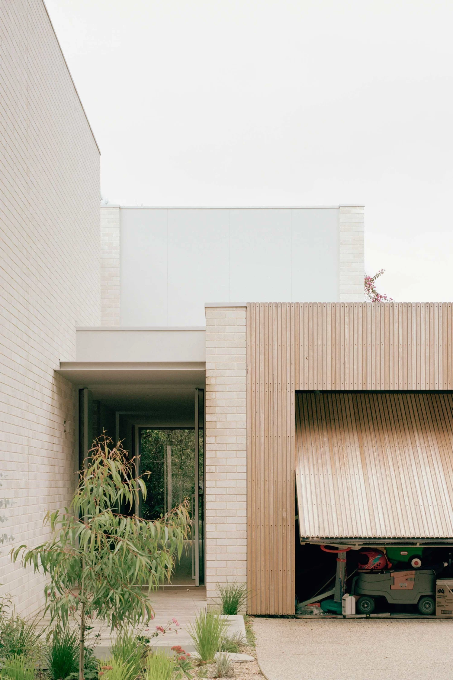 A Melbourne Home that Rethinks the Suburban Living Experience — Design ...