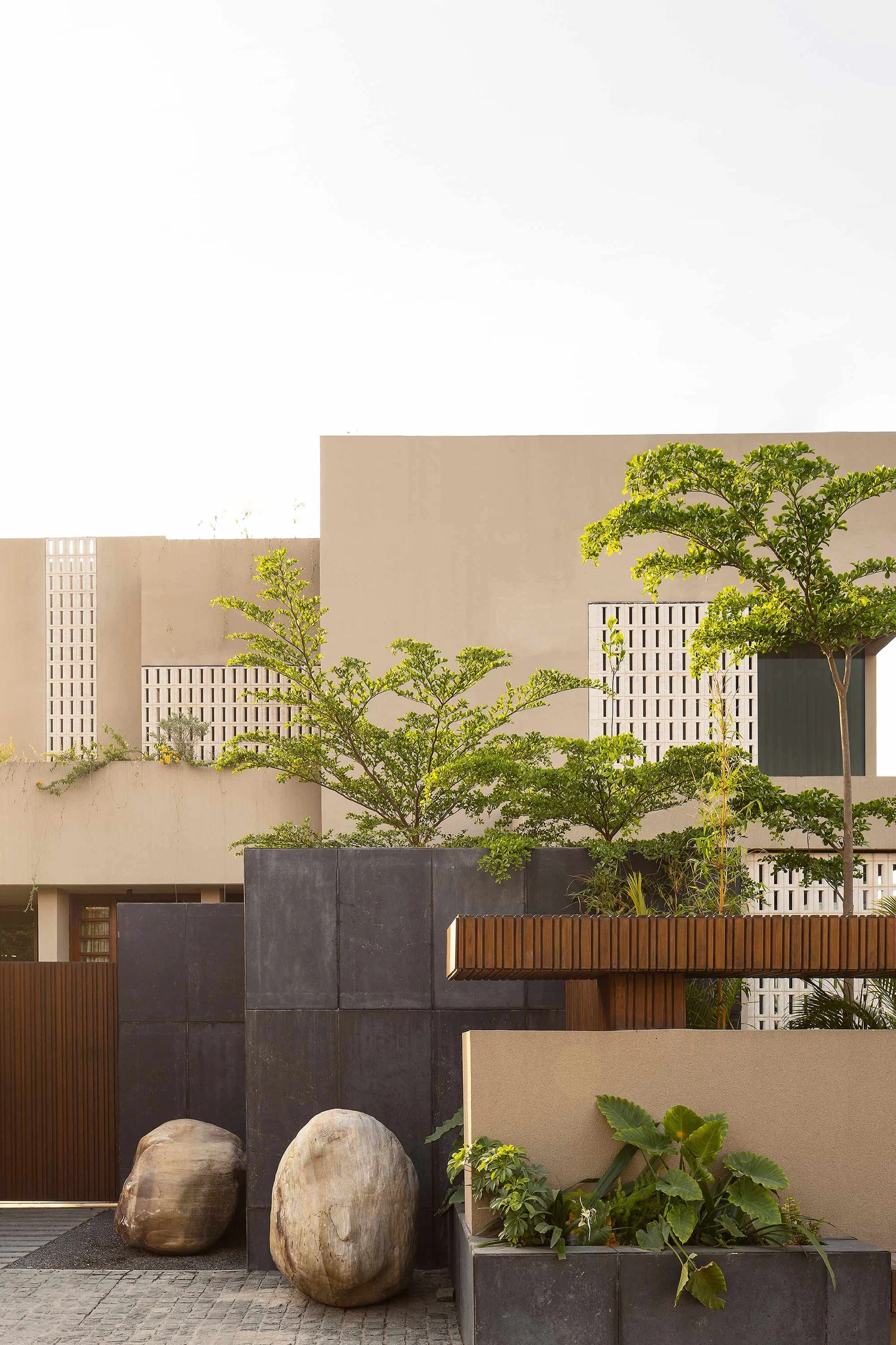 A Modernist Monolith Opens to Reveal a Luxury Sanctuary — Design Anthology