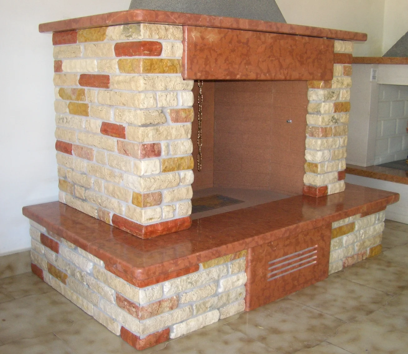 Rivestimenti e cornici camini e caminetti rustici o moderni di design ...