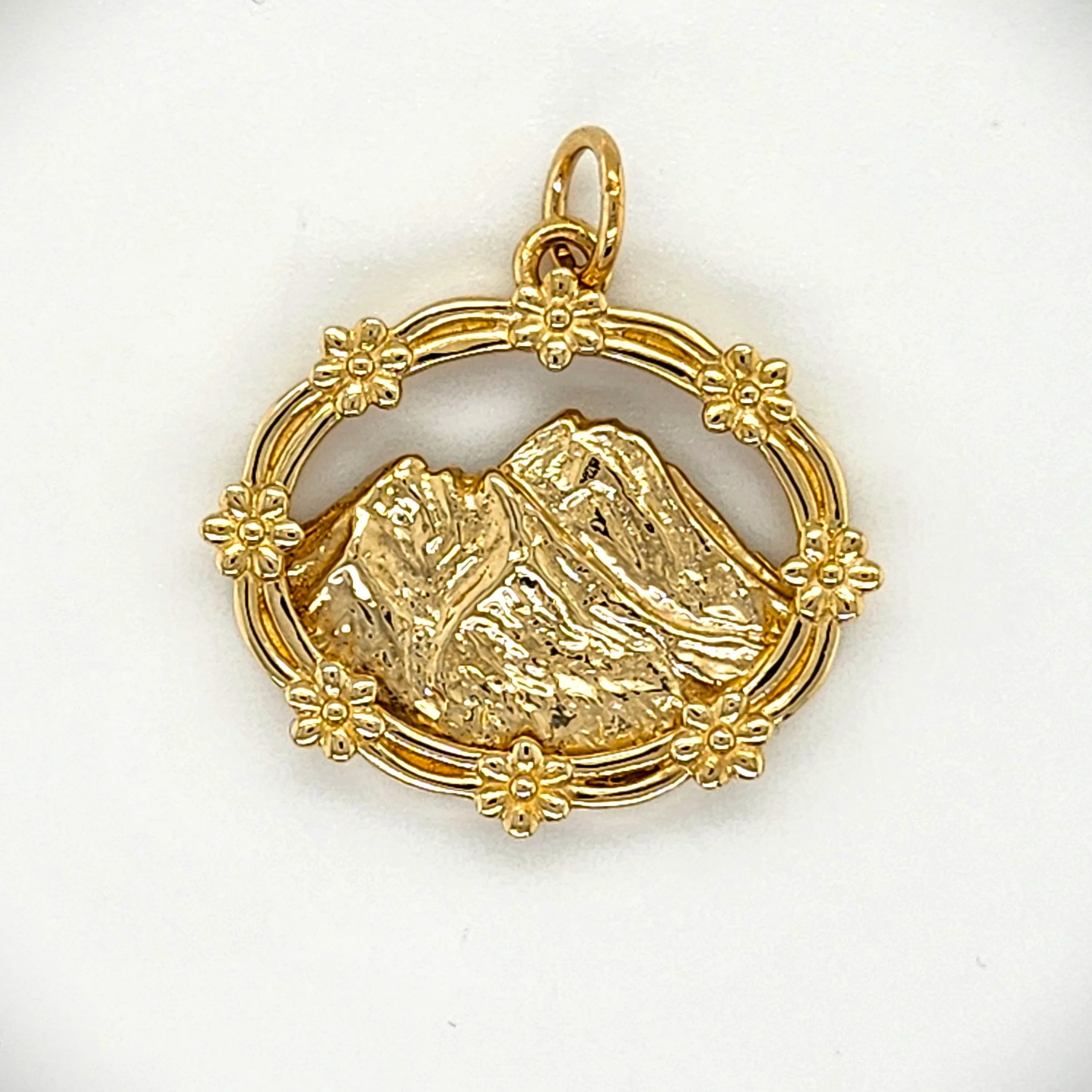 Shasta Daisy Pendant — Jon Thomas Fine Jewelry