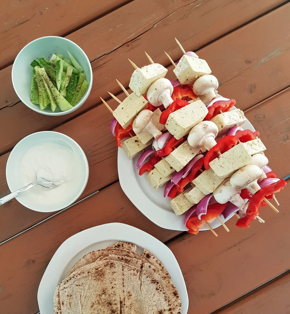 Brochettes de tofu souvlaki — Your Weird Vegan Friend
