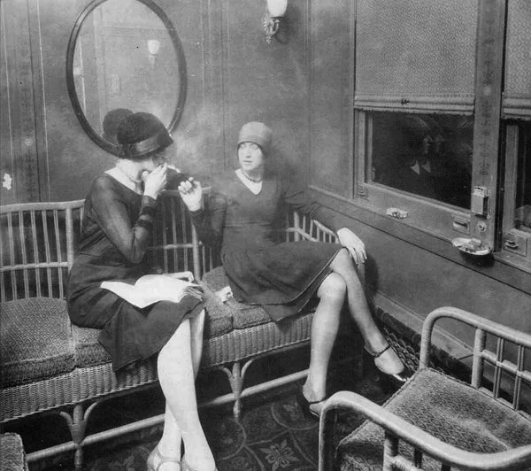 Flapper 1920 Drinking
