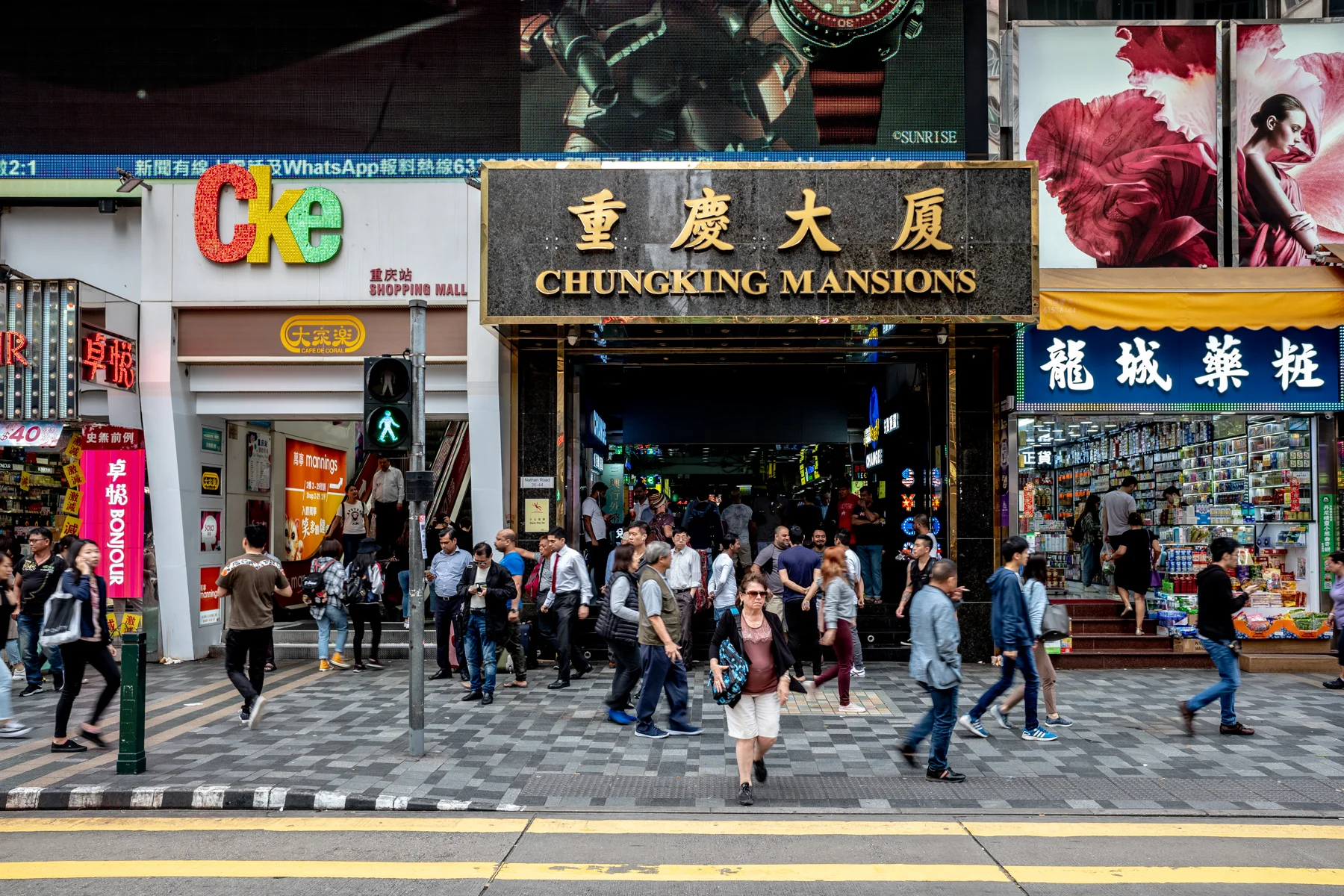 CHUNGKING MANSION - Quella parte di Hong Kong al centro del mondo