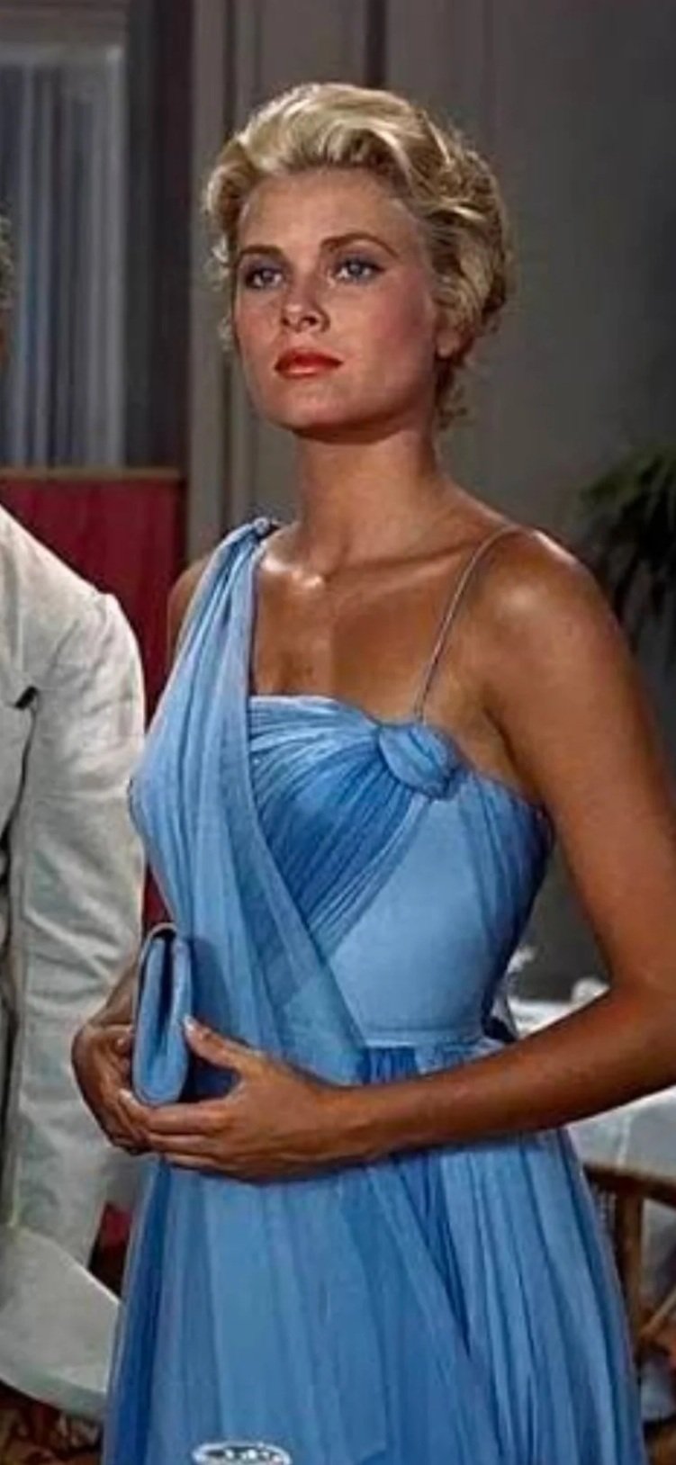 A masterclass in red carpet makeup for understated glamour