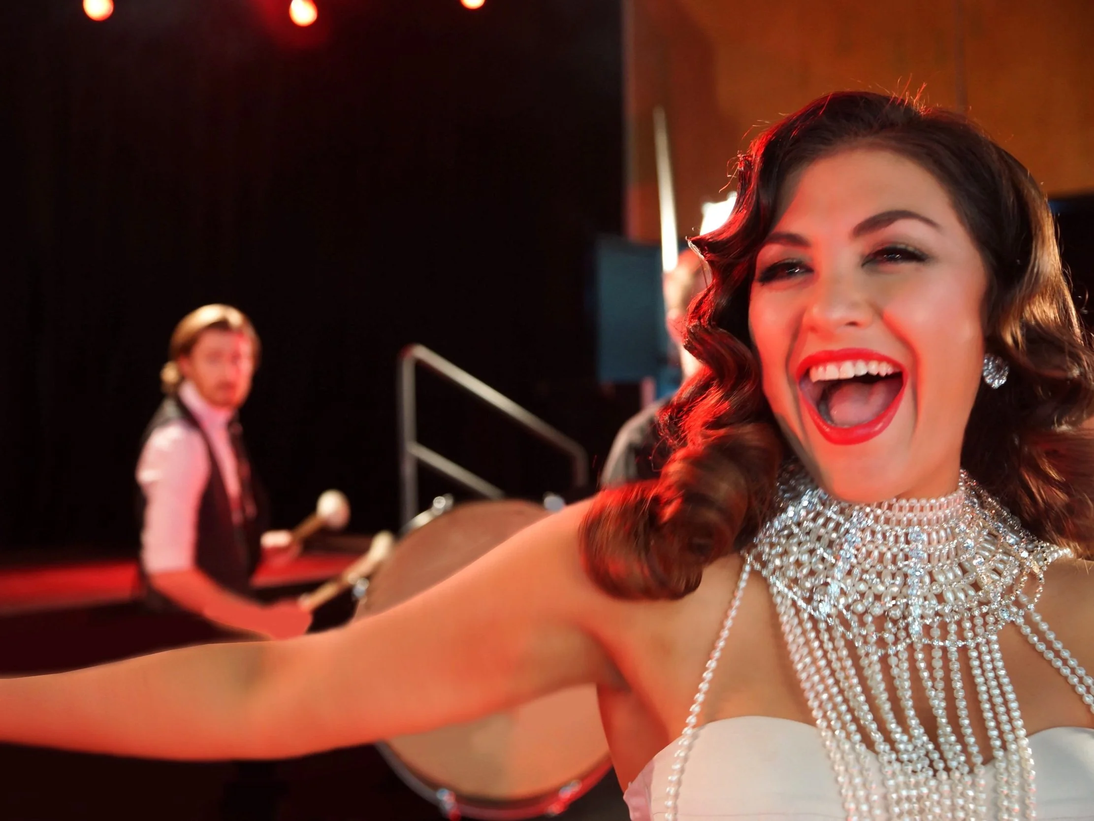 Hire talented singers and performers in Brisbane | artist-bookings.com - 0428 785 000