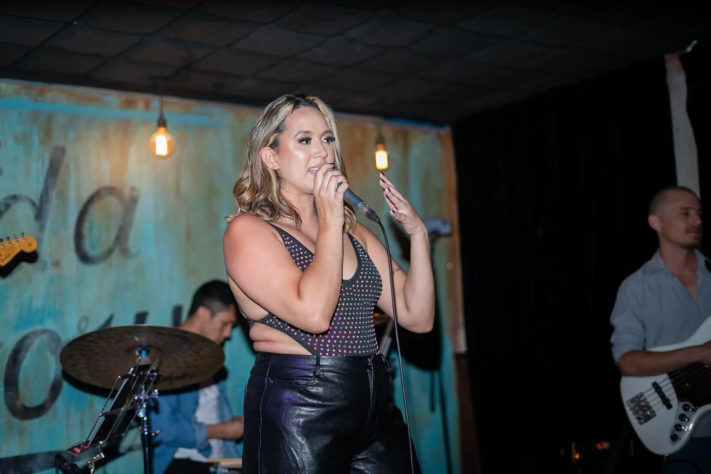 Hire DJ's, Singers and acoustic duos in Sydney | artist-bookings.com ...