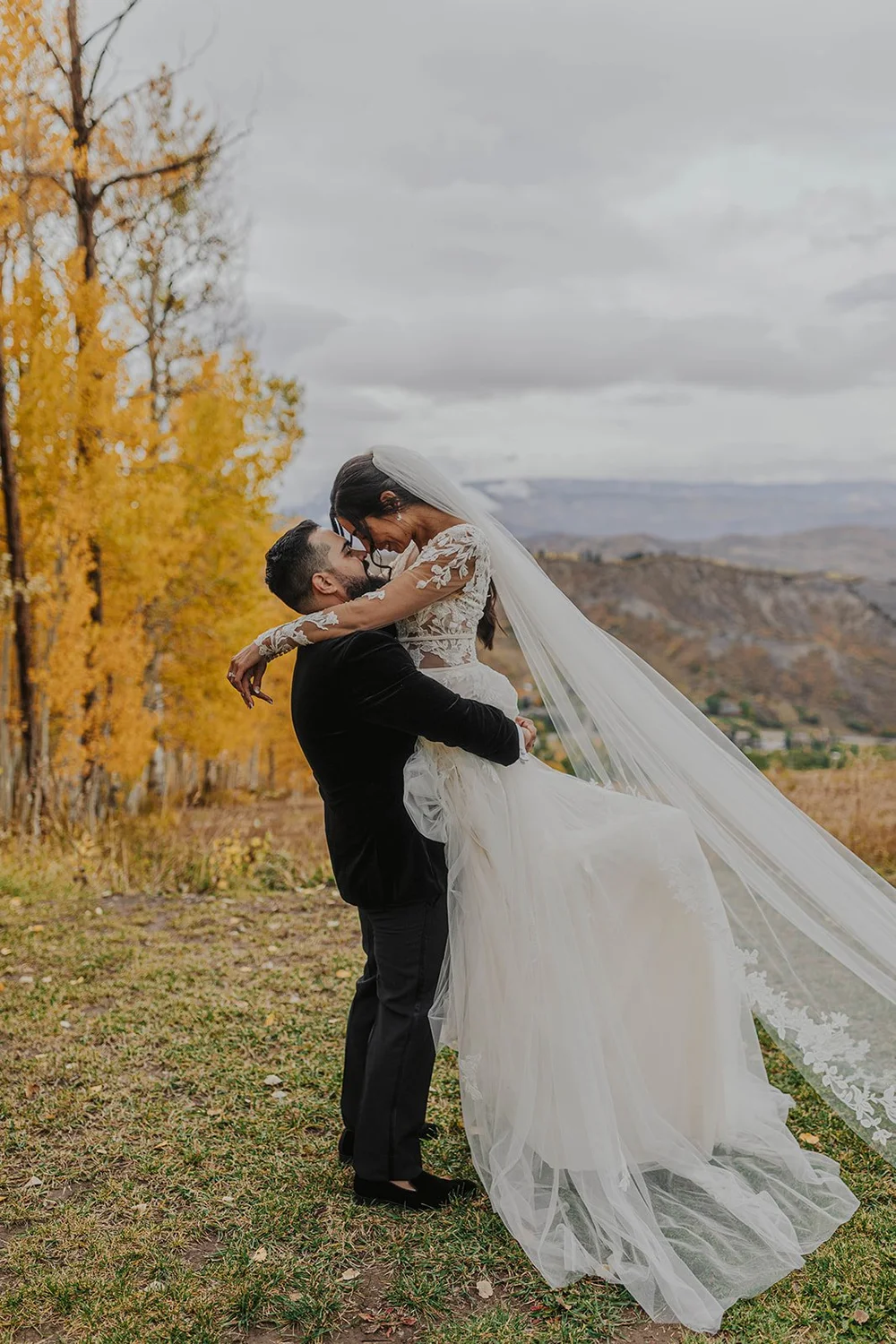 A Golden Autumn Wedding at Lynn Britt Cabin in Snowmass, Colorado ...