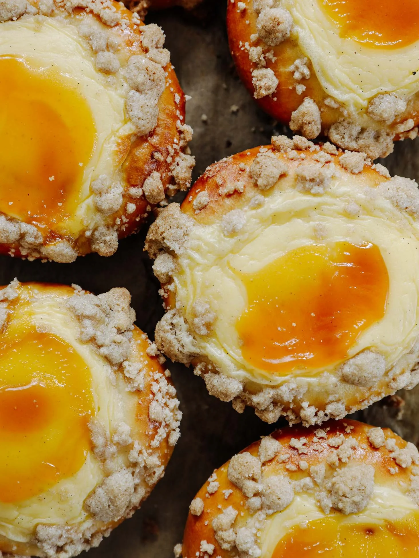 Pudding-Teilchen aus Hefeteig mit Streuseln — Crumbs&Crust