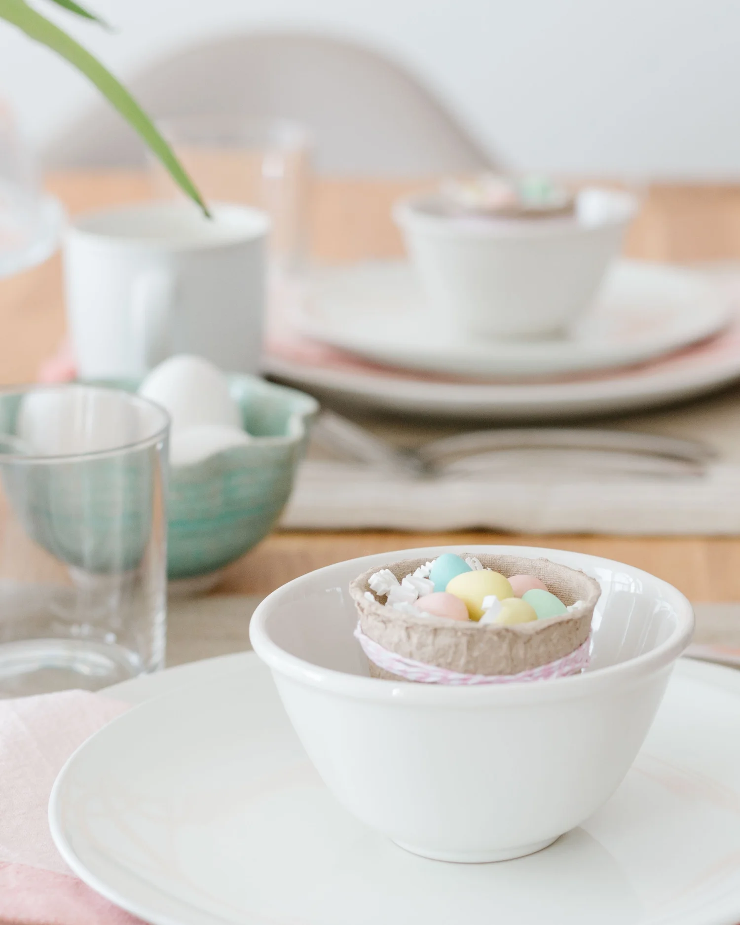 simple and modern easter tablescape — emelbe design