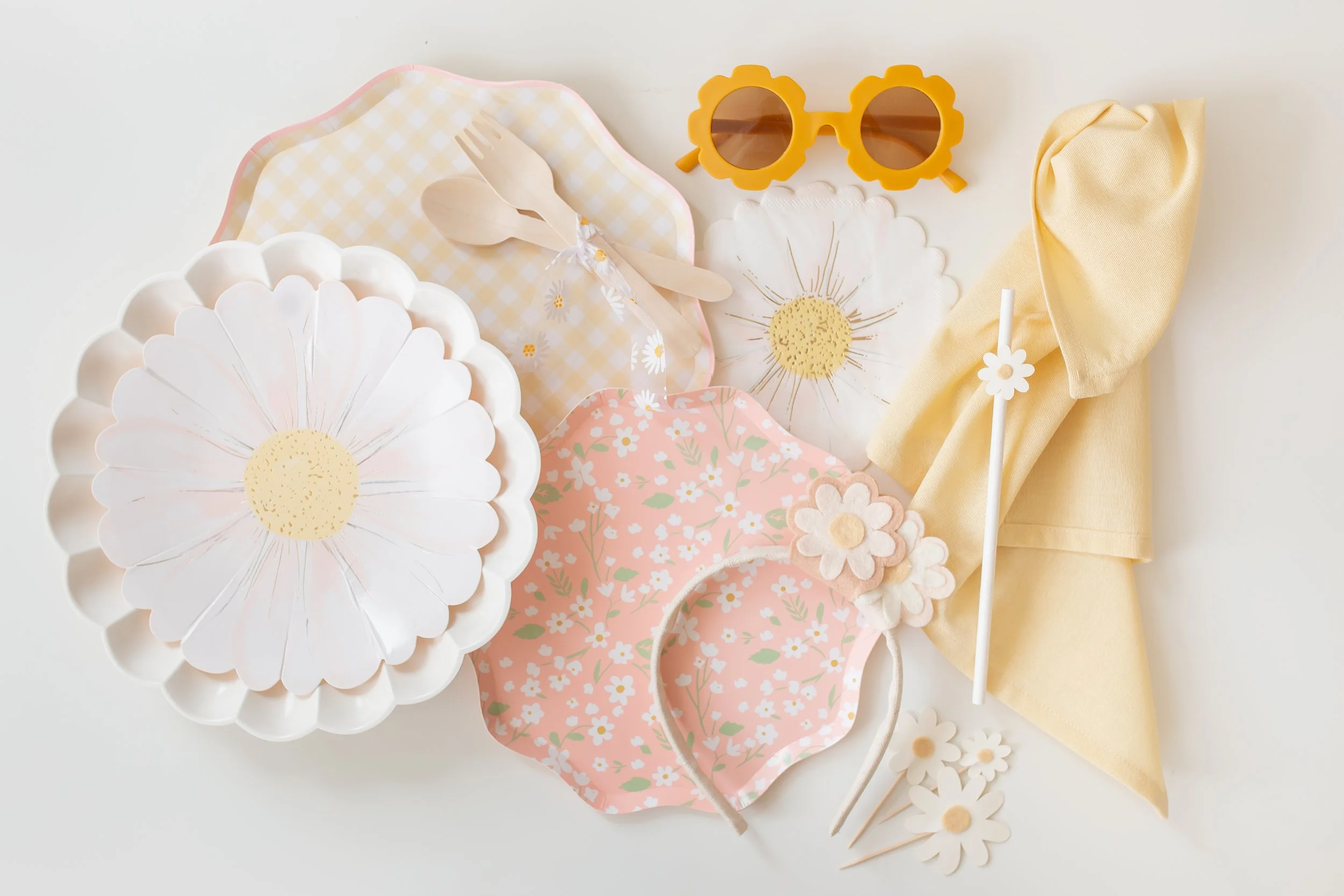 Whimsical Modern Daisy First Birthday: Stylish Décor, Fun Activities ...