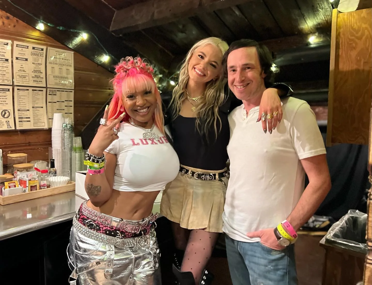 10 Questions with Nashville-based Sister Duo Neoni — Lakeside ...