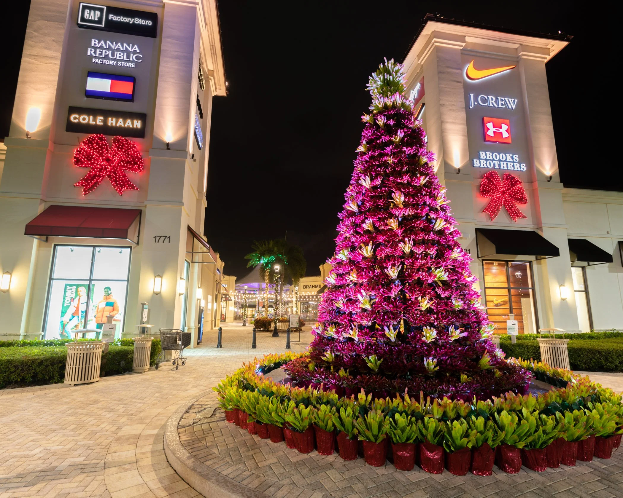 Commercial and Corporate Christmas Decor Lights and Displays